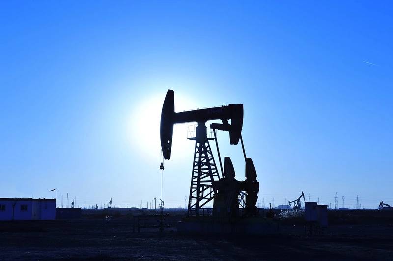 U.S. Crude Inventories Down 6 Mln Barrels - EIA